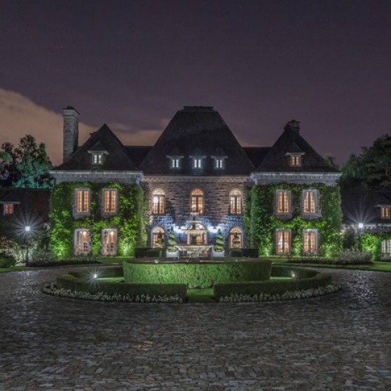 This Epic South Korean Mansion Blends Modern Lines with Traditional ...