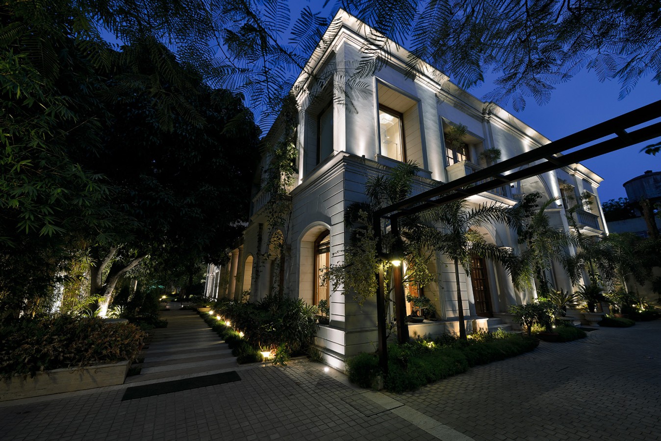 You Need to See the Atrium in This Jaw-Dropping Modern Villa - Sharp ...