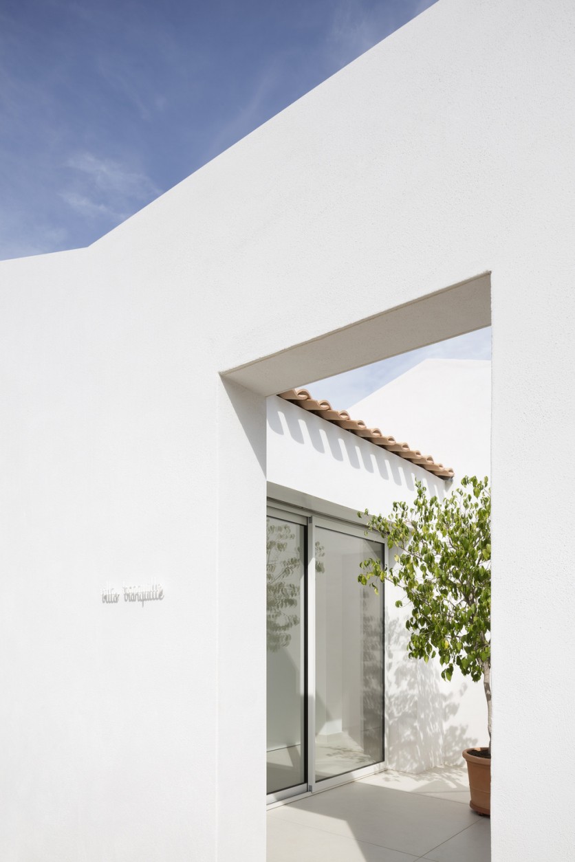 This Tiny Home in the South of France Is a Minimalist Masterpiece ...