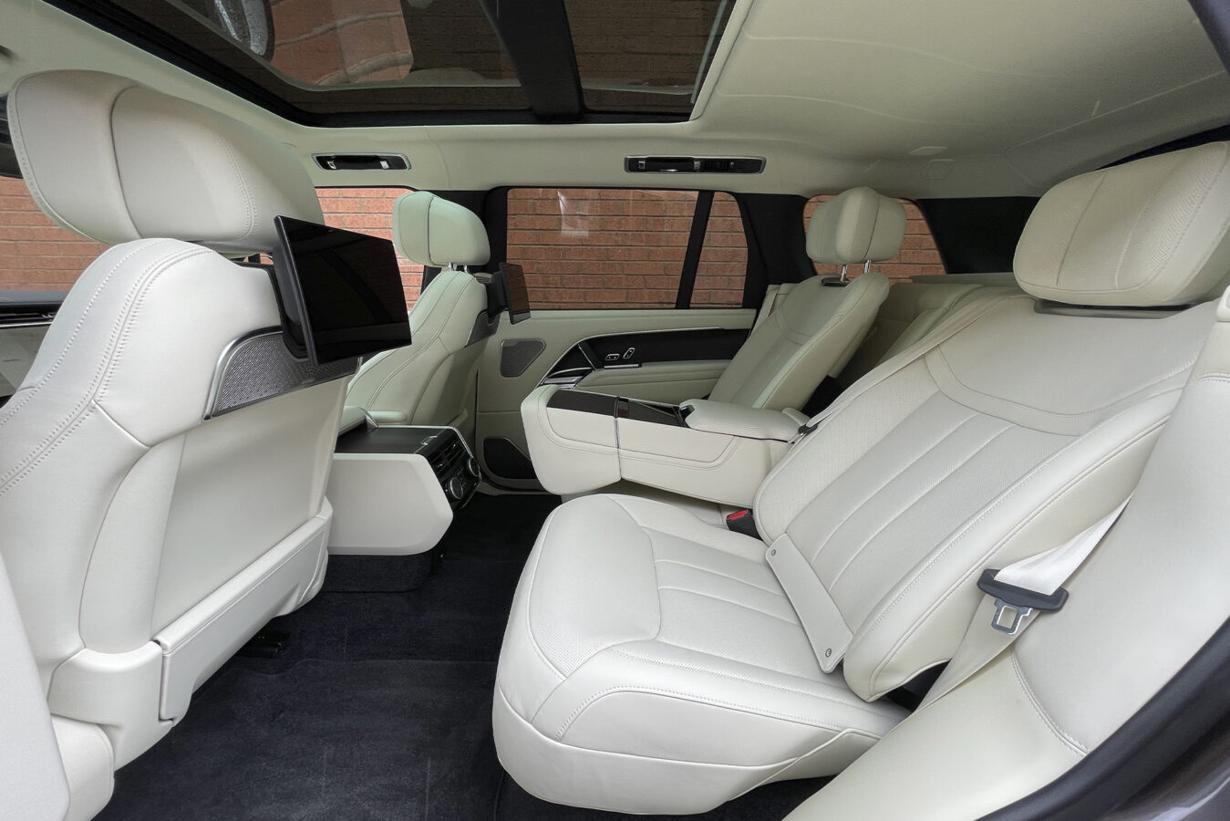 SHARP Drives: Range Rover LWB Autobiography - Sharp Magazine