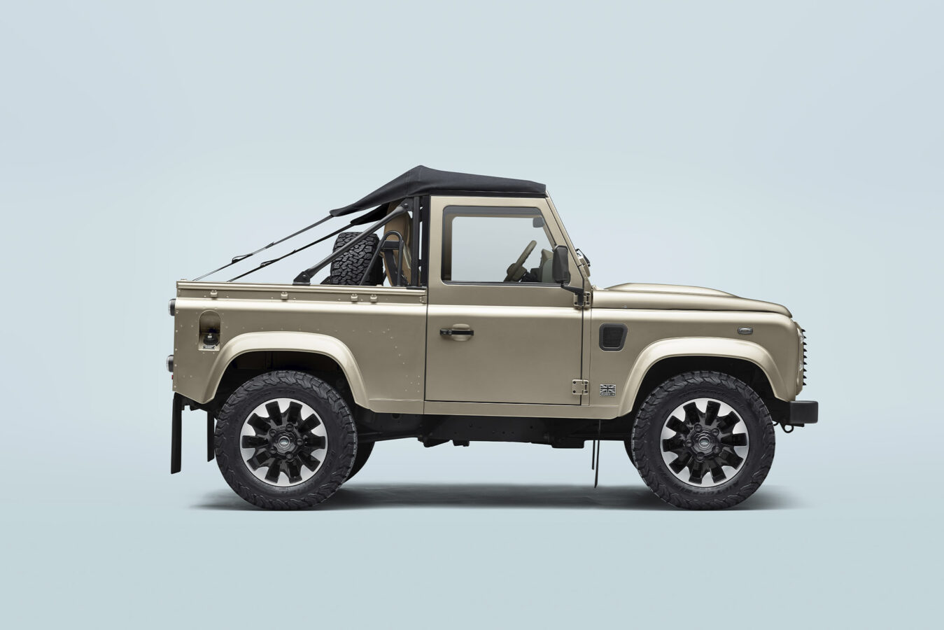 Top Off: Land Rover's Classic Defender V8 Goes al Fresco - Sharp Magazine